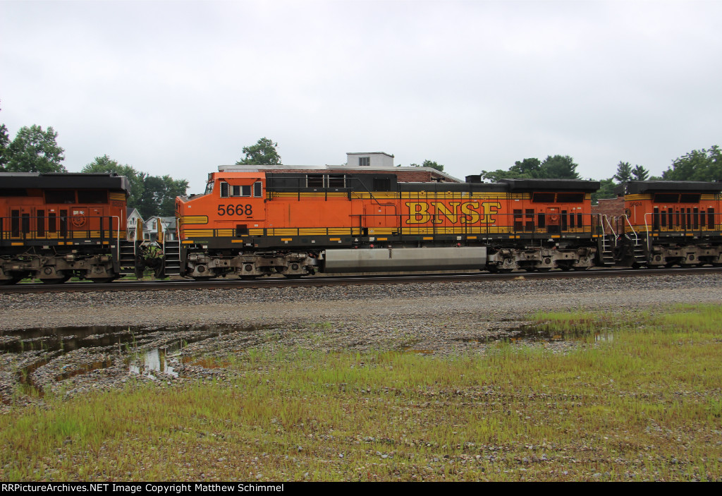 BNSF 5668